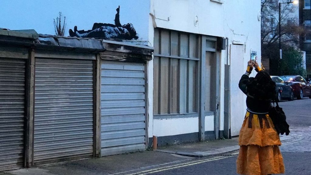 Banksy reveals enigmatic new work on London wall #Banksy #reveals # ...